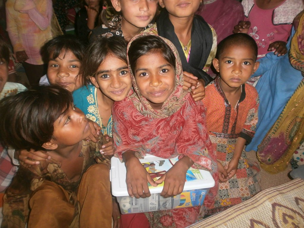 Christmas gifts for 100 poor children in Pakistan - GlobalGiving