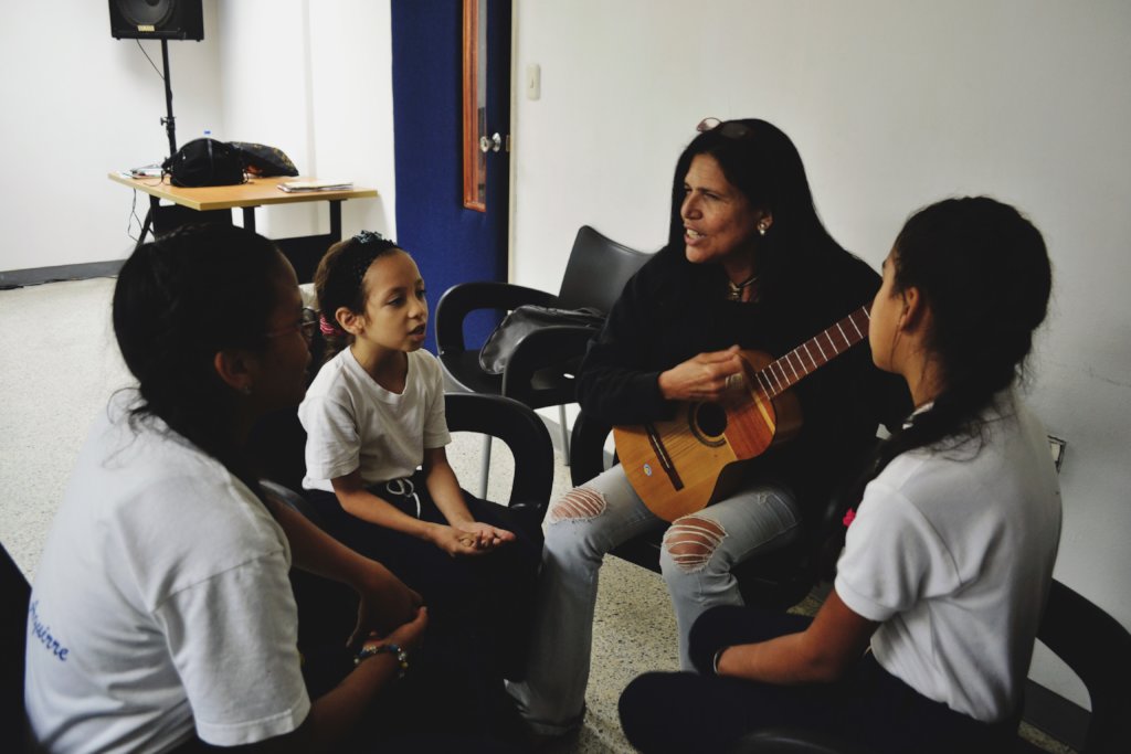 Arts and hope for 180 vulnerable venezuelan kids - GlobalGiving