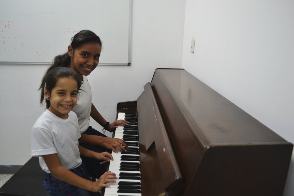 Arts and hope for 180 vulnerable venezuelan kids - GlobalGiving