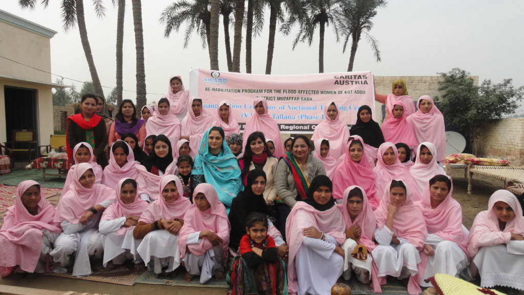 Computer literacy for 400 poor Pakistani girls - GlobalGiving