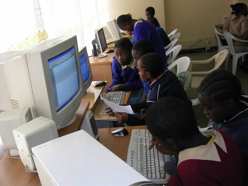 Livelihood support for youth and women in slums - GlobalGiving