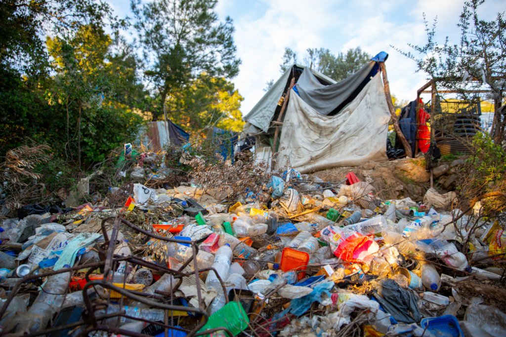 Clearing 1750 tons of waste in Greek refugee camps - GlobalGiving