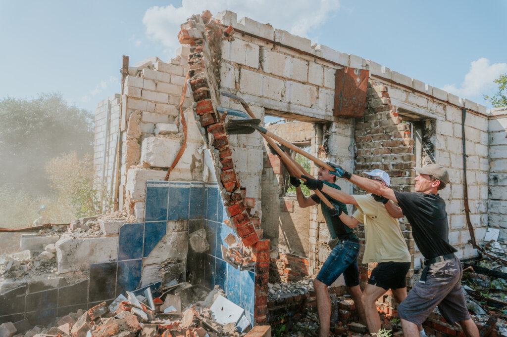 Help Ukrainian Volunteers Rebuild Homes - GlobalGiving
