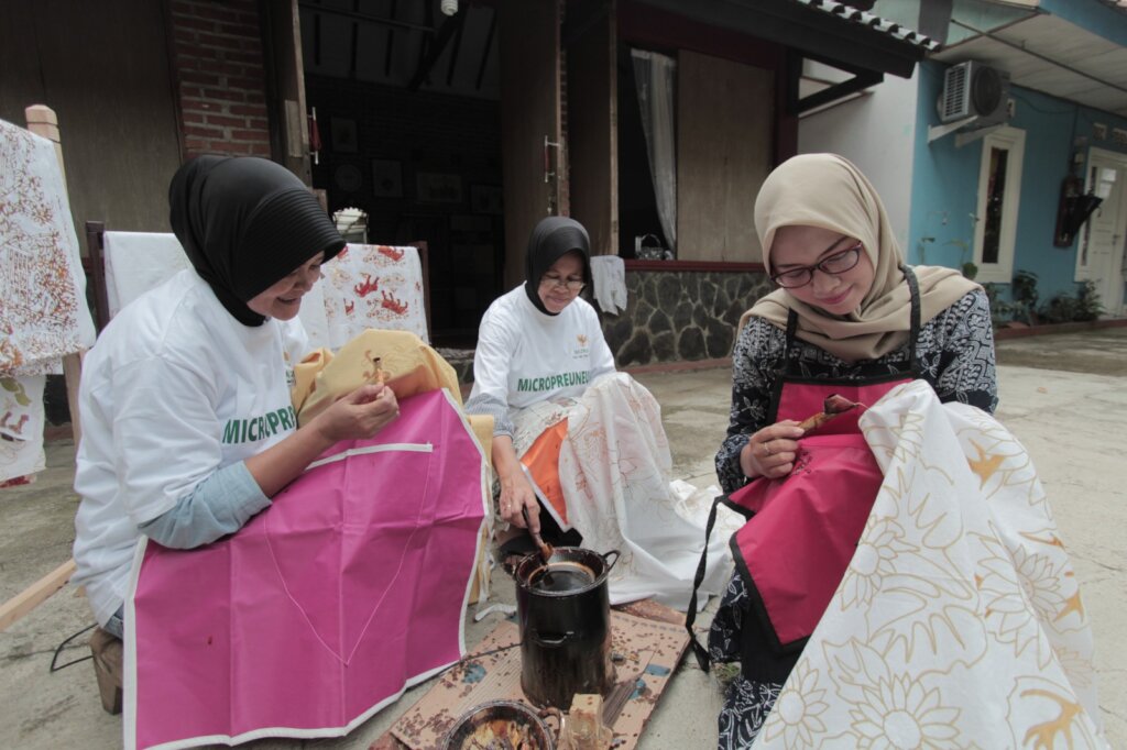 Protect Women Workers from Health Risk and Poverty - GlobalGiving