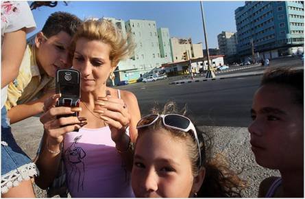 Help 500 young Cubans connect through cell phones - GlobalGiving